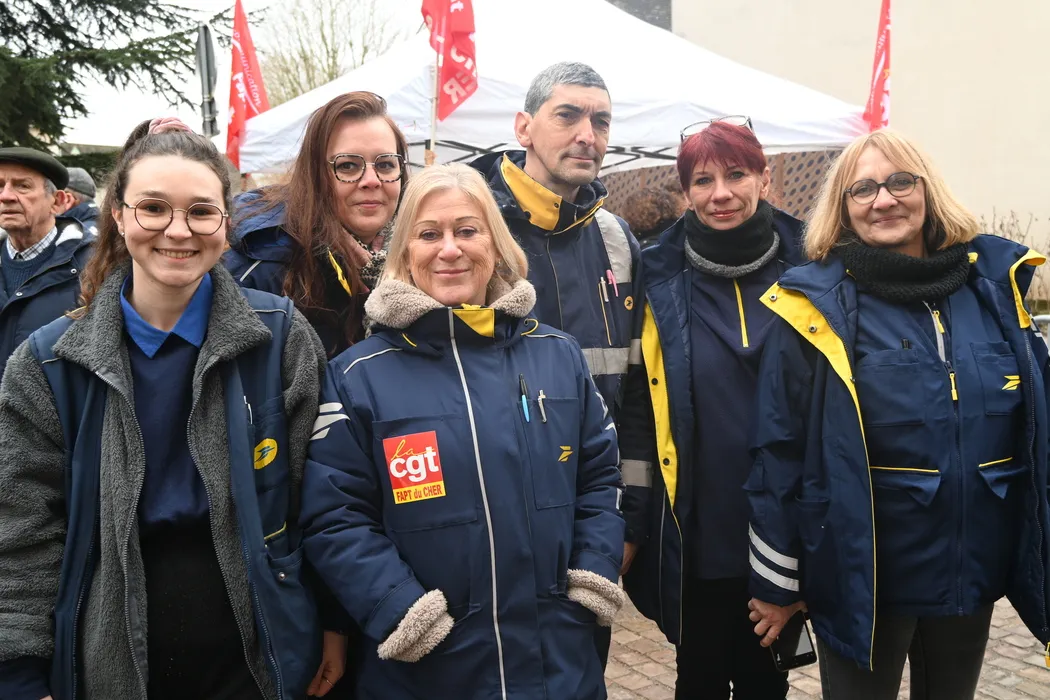 Les employés de La Poste en grève, à Léré, face à la réorganisation du ...