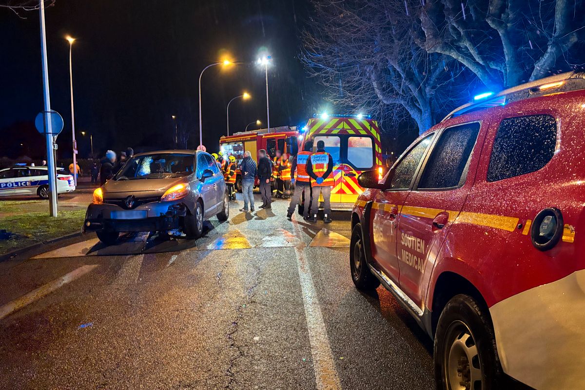 Roanne : un cyclomotoriste de 15 ans glisse et se retrouve coincé sous ...