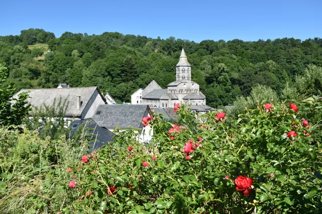 On a parcouru le GR 441 dans le Puy-de-Dôme : une chapelle, du bitume ...