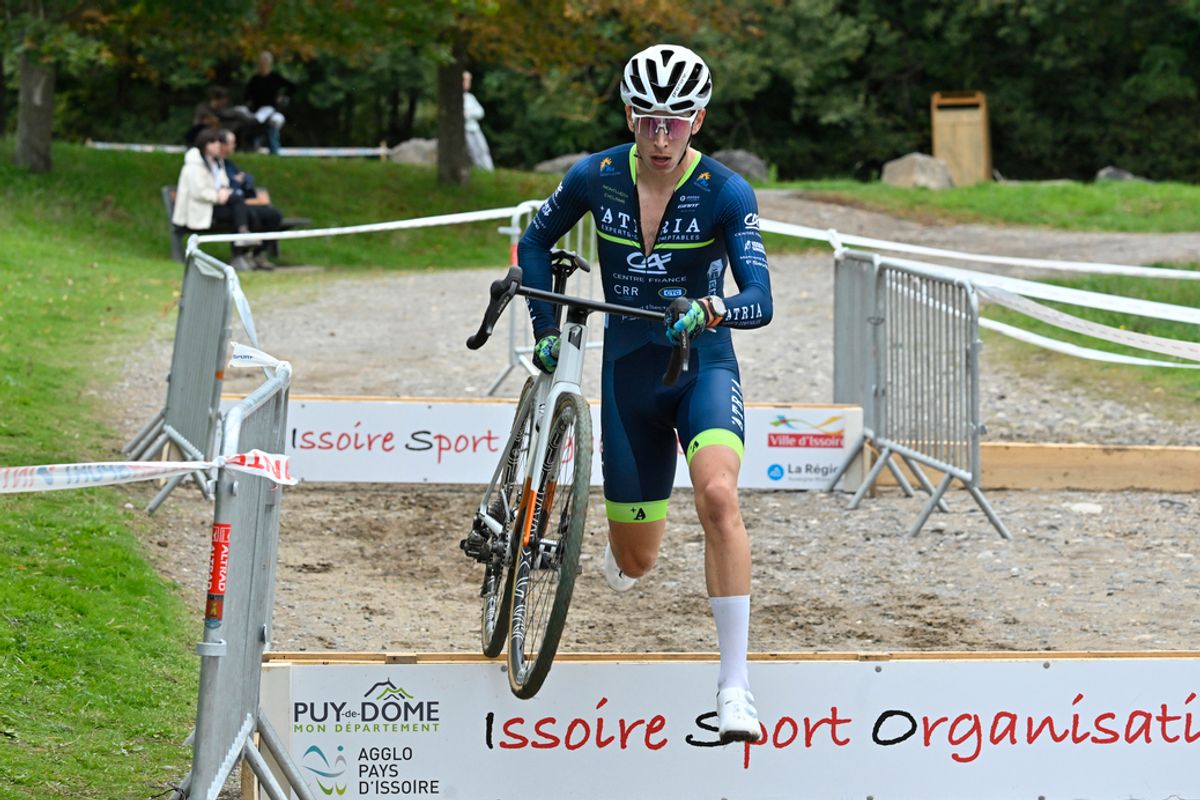Quentin Navarro (Montluçon) tout en maîtrise au cyclo-cross du Mas - La ...