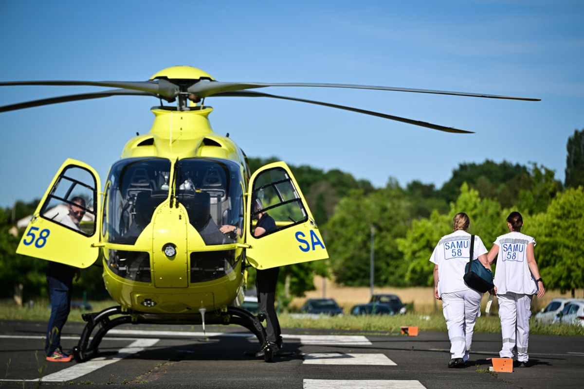 Les trois pilotes d’hélicoptère de l'hôpital de Nevers Agglomération ...