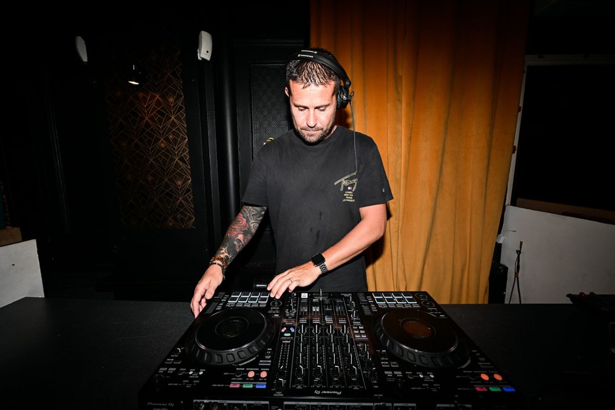 "Être en osmose avec les gens" : DJ Nathan derrière le comptoir... et ...