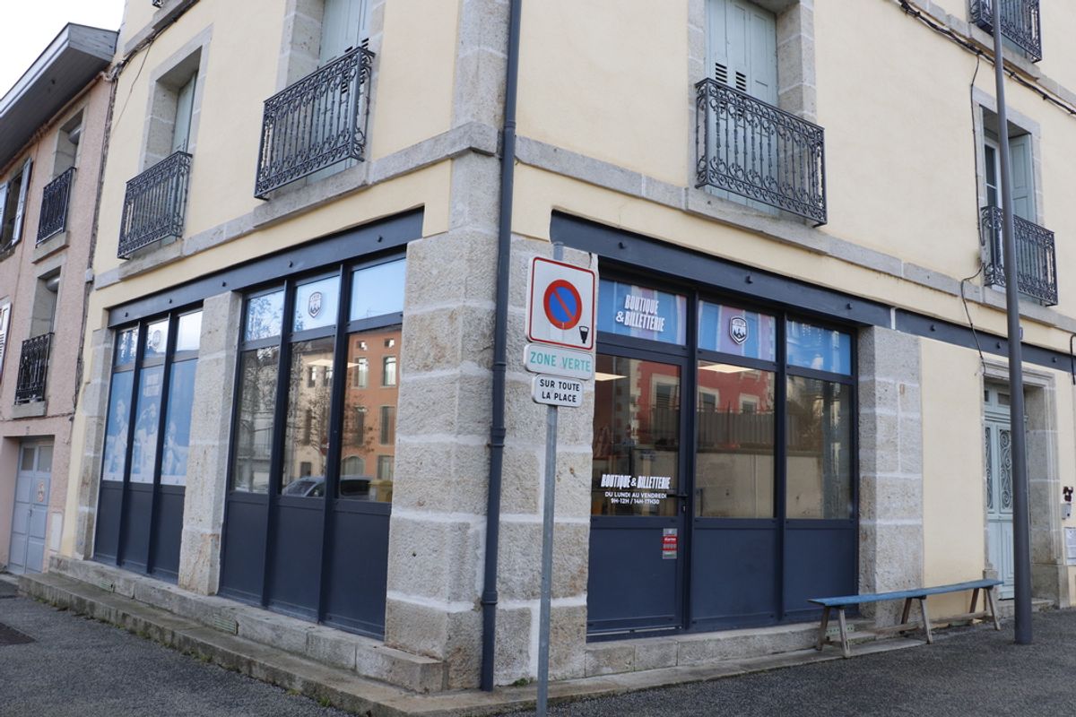Maillots, écharpes, billets… Le Puy Foot a désormais sa boutique à deux ...