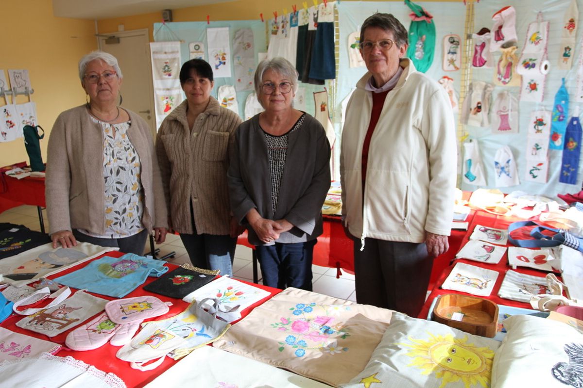 SAINT REMY EN ROLLAT. La peinture sur tissu révèle la créativité - La ...