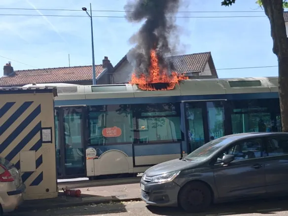 Un bus prend feu à Limoges - Le Populaire du Centre