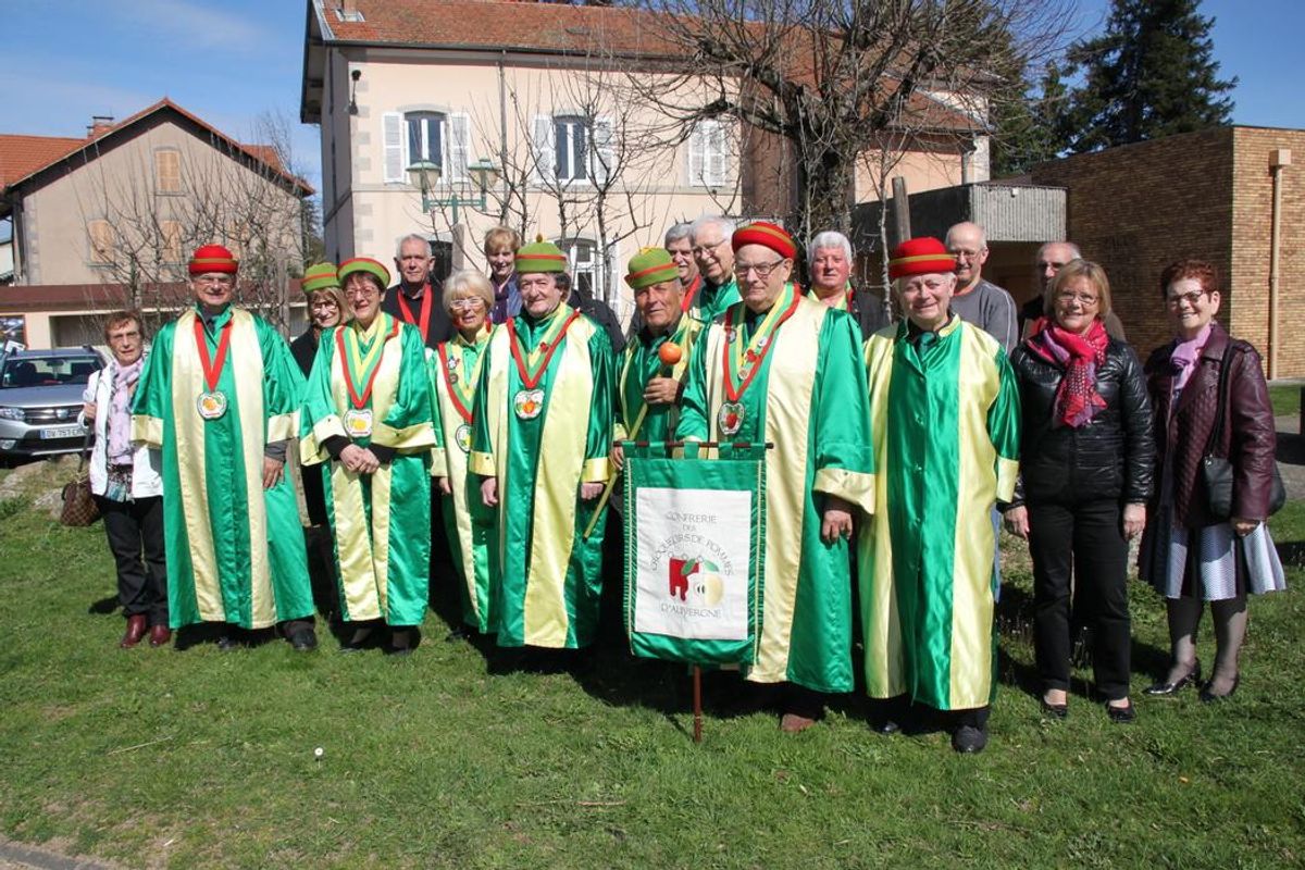 TOURS SUR MEYMONT. Les Croqueurs de pommes au verger - La Montagne