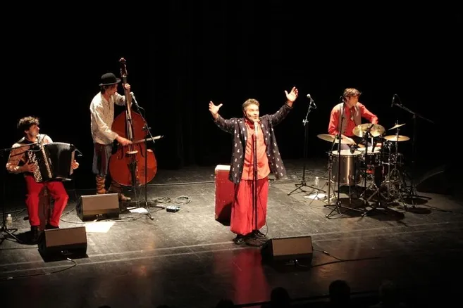 CLERMONT FERRAND. Les Chemineaux de la Lune en représentation - La Montagne