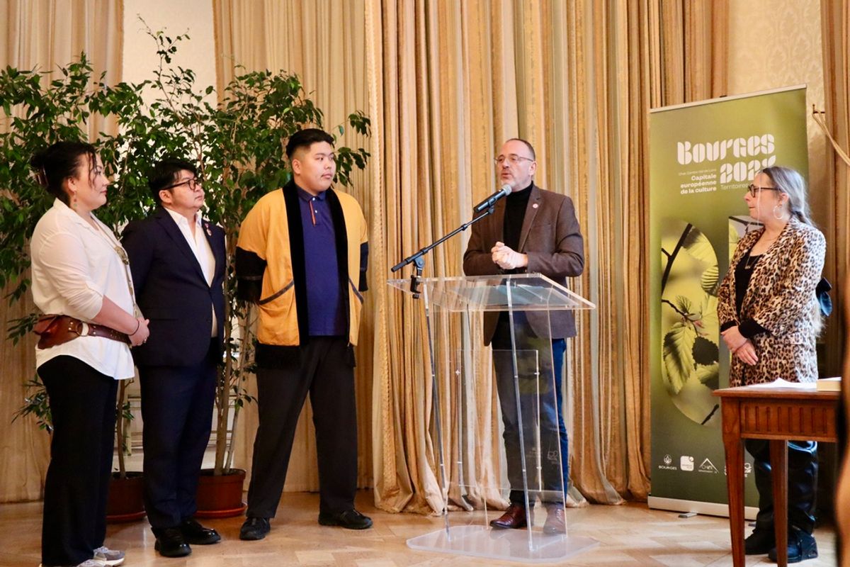 La chamane Odmaa Suk et le réalisateur Battumur Dorj à Bourges à l'occasion du projet Symbiocène ...