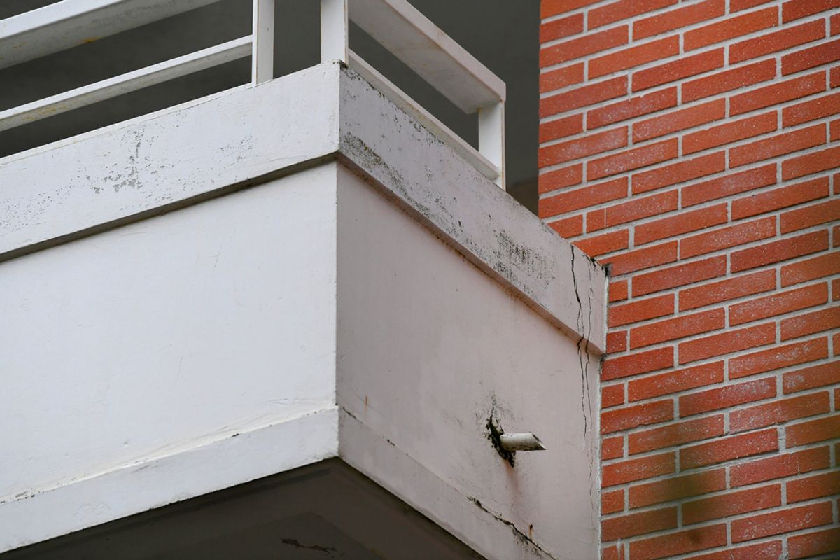 "Ce n'est pas vieux ici, mais c'est déjà cassé" : les balcons de deux ...