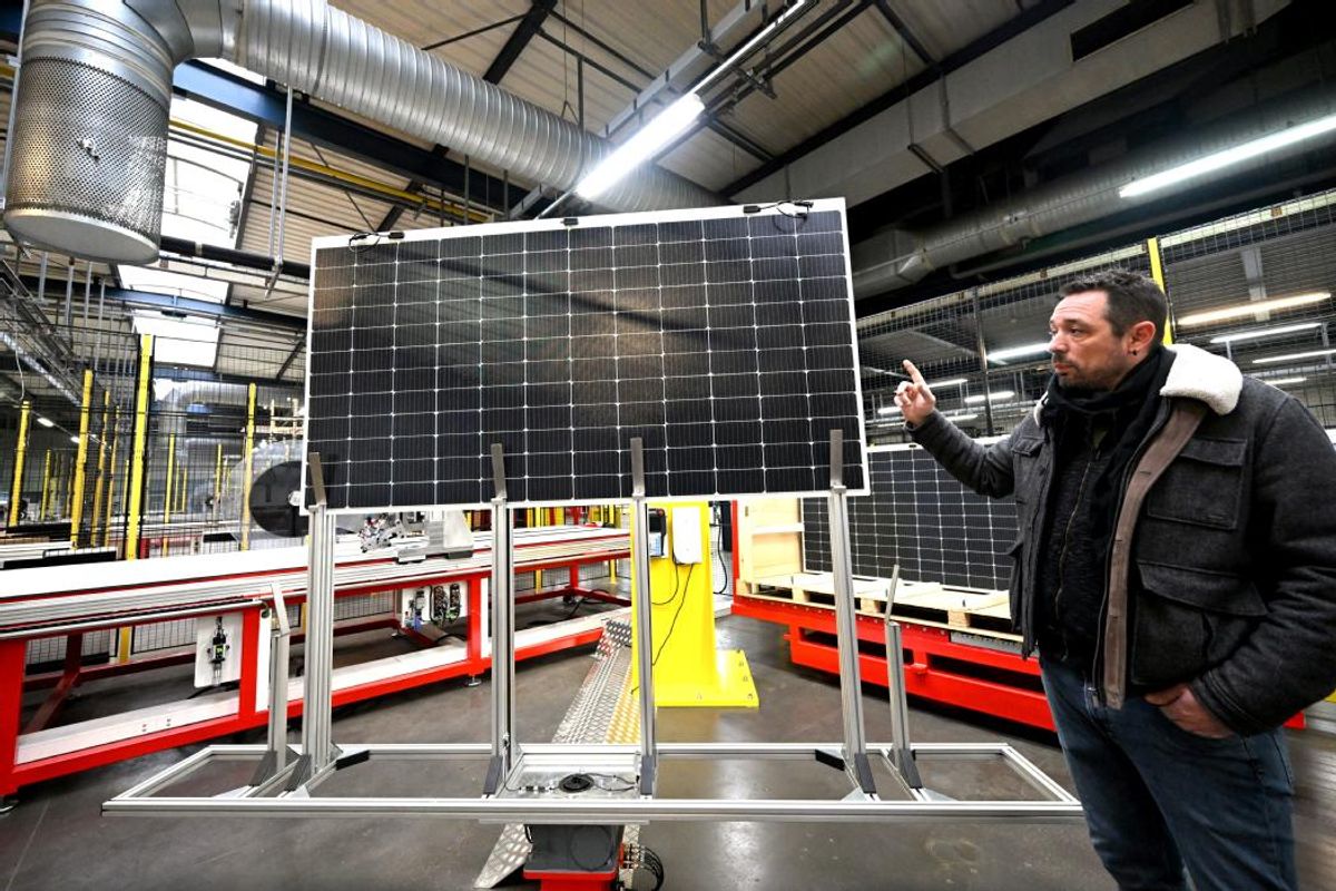 Le groupe CréaWatt, spécialisé dans le panneau solaire souple, dans le ...