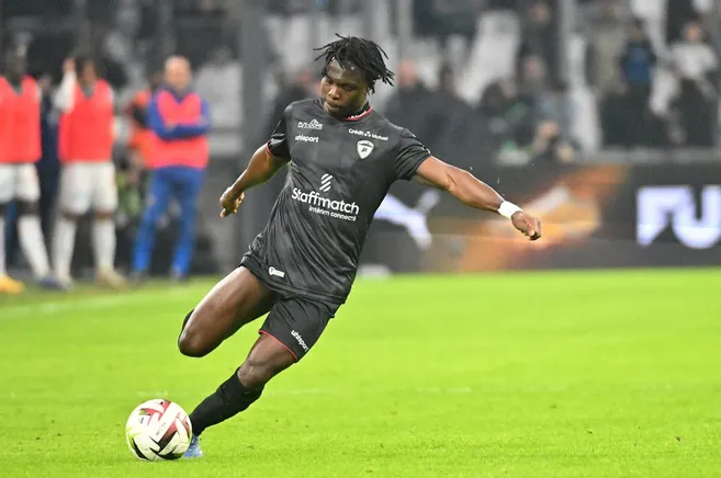 Alidu Seidu (ex-Clermont Foot) sérieusement touché à un genou - La Montagne