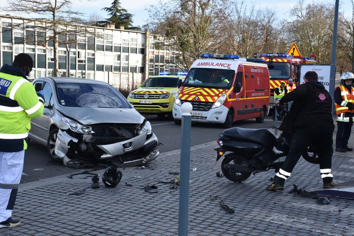 Choc entre une voiture et un scooter à Dreux : un adolescent grièvement blessé - L’Écho Républicain