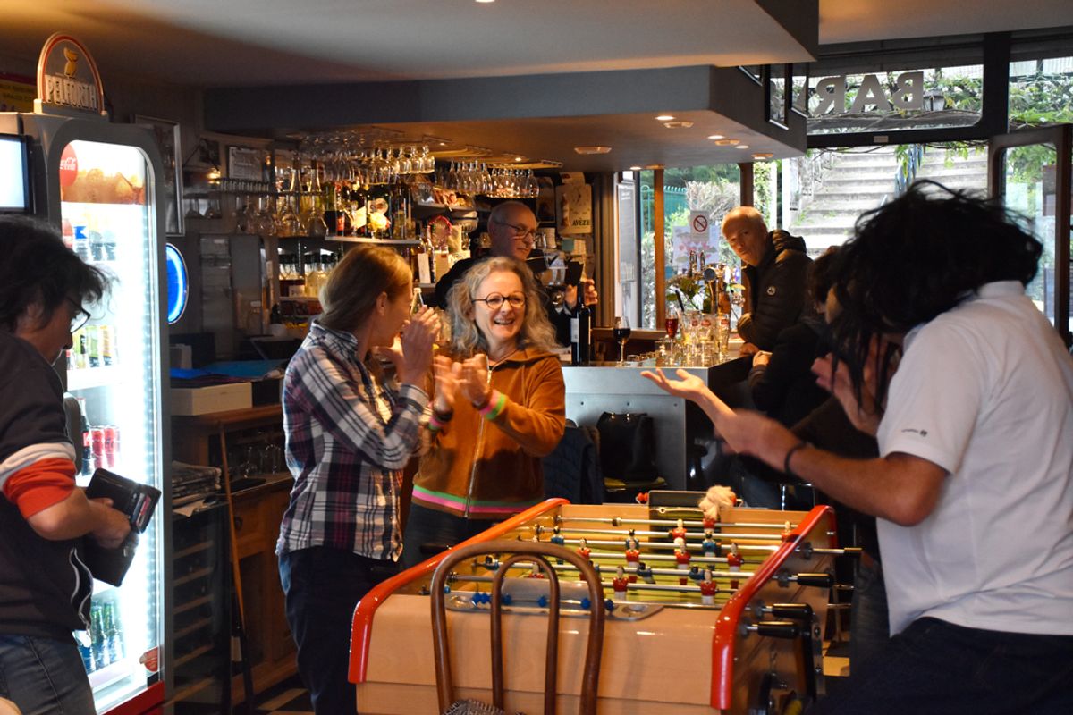 Dans ce bar du Puy-de-Dôme, des femmes créent un club de "Barby foot ...