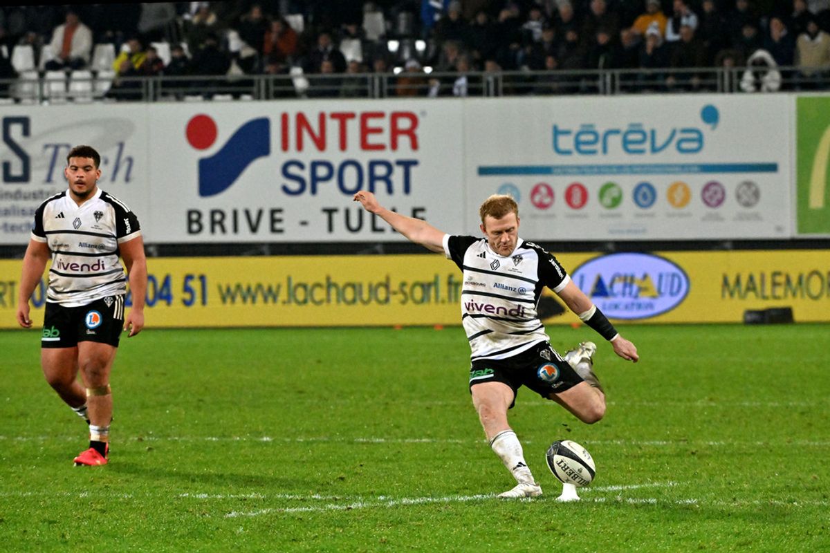 Stuart Olding après sa pénalité de la gagne pour le CA Brive face à ...