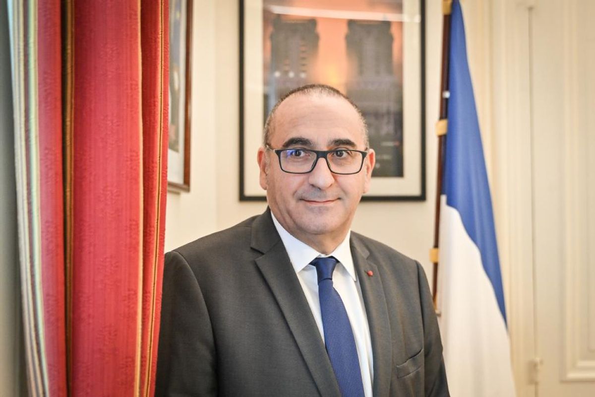 Des pompiers grimés en noir et en membres du Ku Klux Klan : le ministre ...