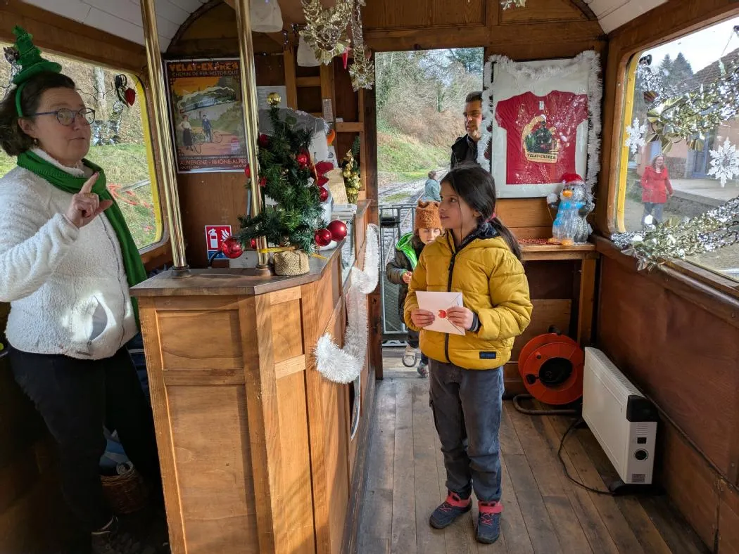 En Haute-Loire, les enfants peuvent rencontrer le Père Noël et laisser leurs lettres à bord d'un ...