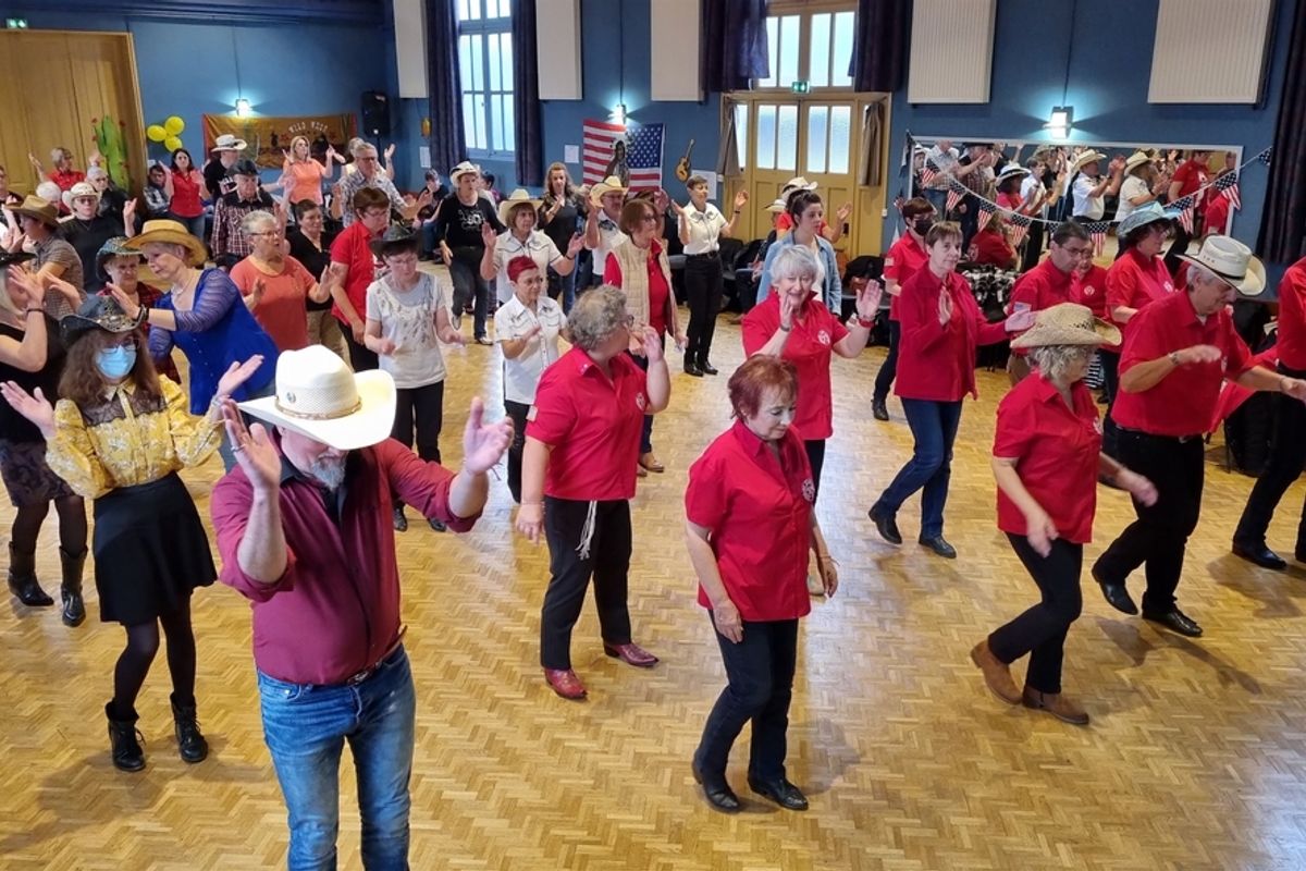 Plus de 70 danseurs au bal country - La République du Centre