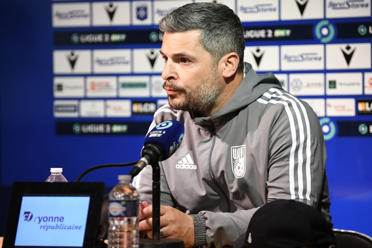 Romain Revelli est le nouvel entraîneur du Bourges Football Club - Le ...