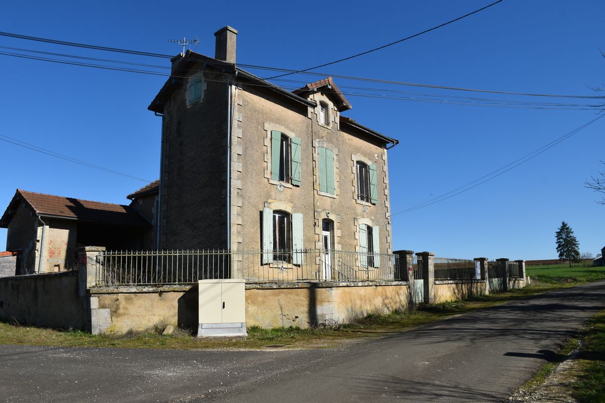 Ce maire de la Nièvre ne peut plus rentrer dans sa propre mairie - La ...