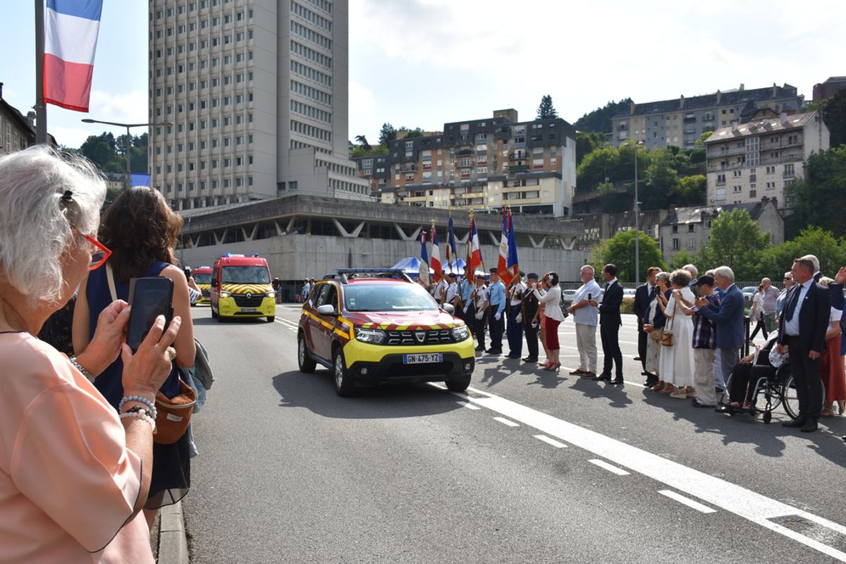 Défilé, médailles et passage de deux avions de chasse, revivez en ...