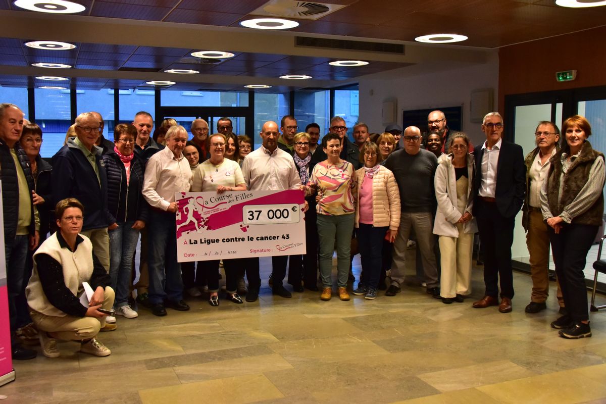 La Course des Filles de Brives-Charensac a pu livrer un beau chèque ...
