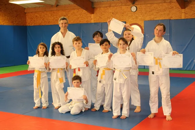 Les jeunes judokas de Pontaumur reçoivent leurs nouveaux grades avec ...