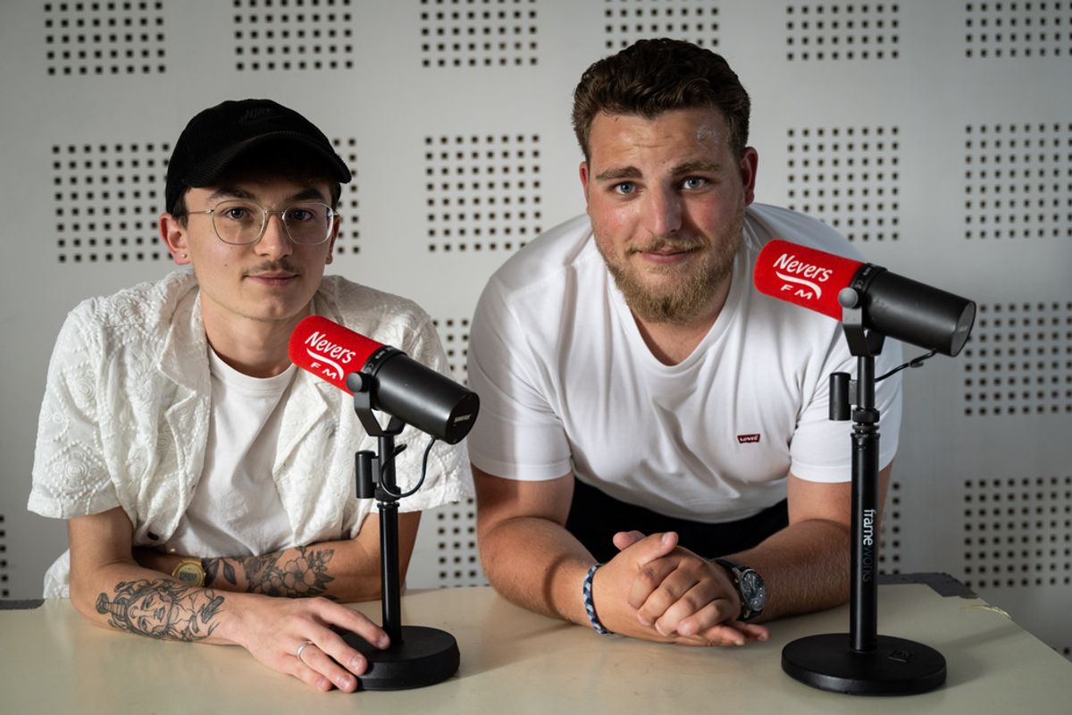 Pierre Gaujour et Baptiste Chaffaud, 22 ans, bénévoles à Nevers FM ...