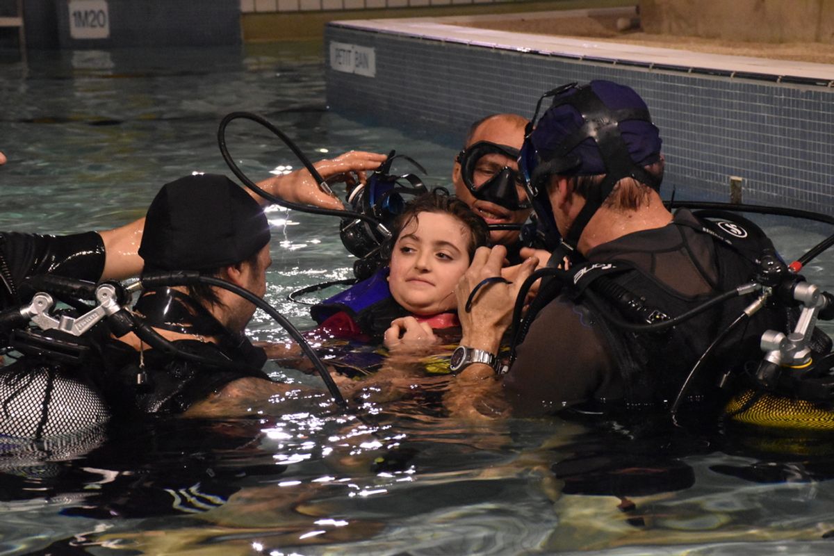 Âgée de 9 ans et tétraplégique, Fannie dépasse son handicap sous l'eau ...
