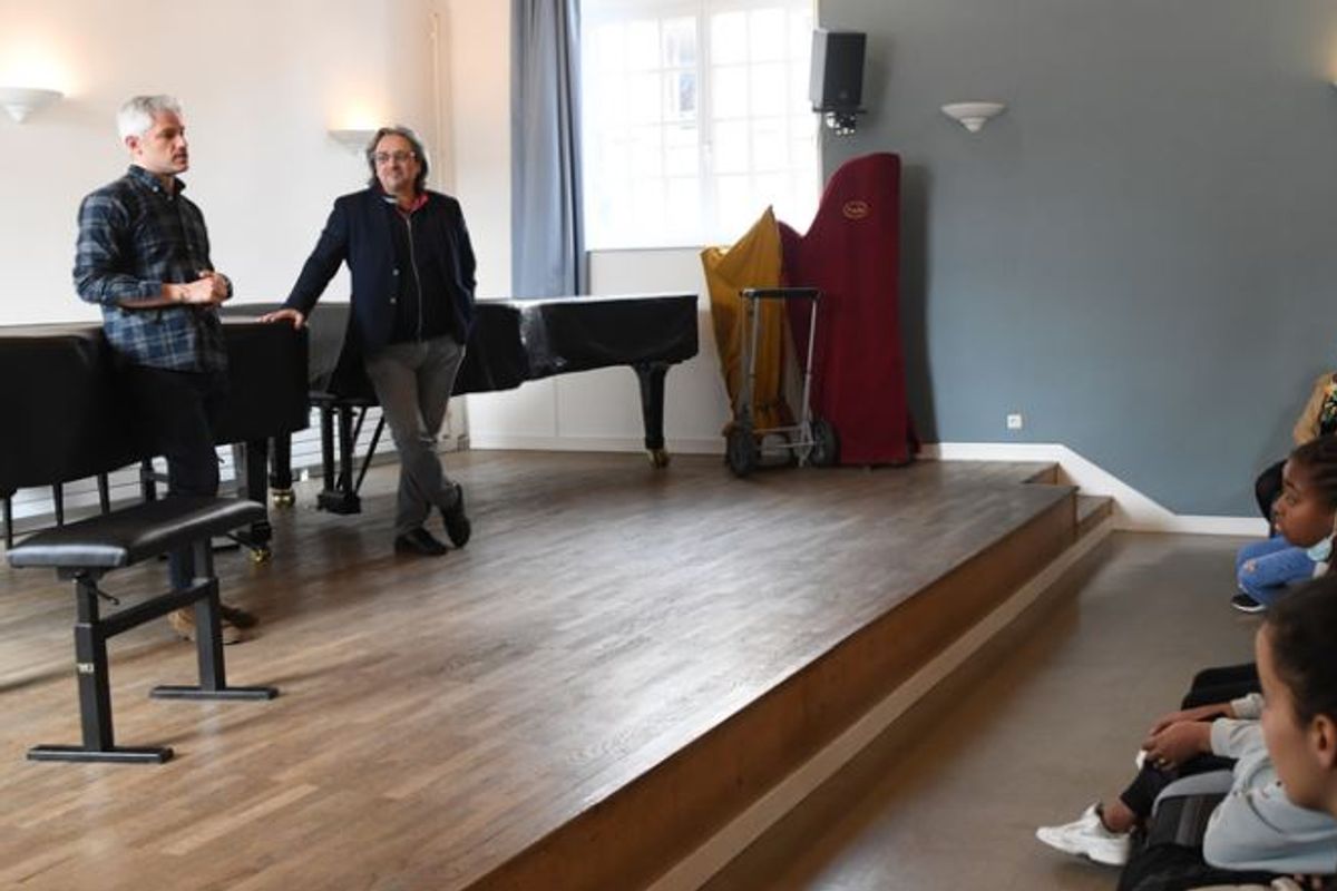 Le célèbre baryton Edwin Crossley-Mercer a rencontré des apprentis ...