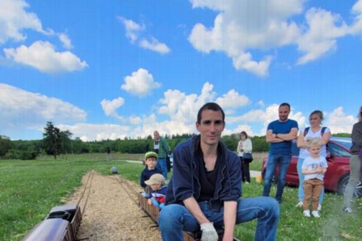 Maxime Renard a installé un réseau de trains miniatures qui séduit ...