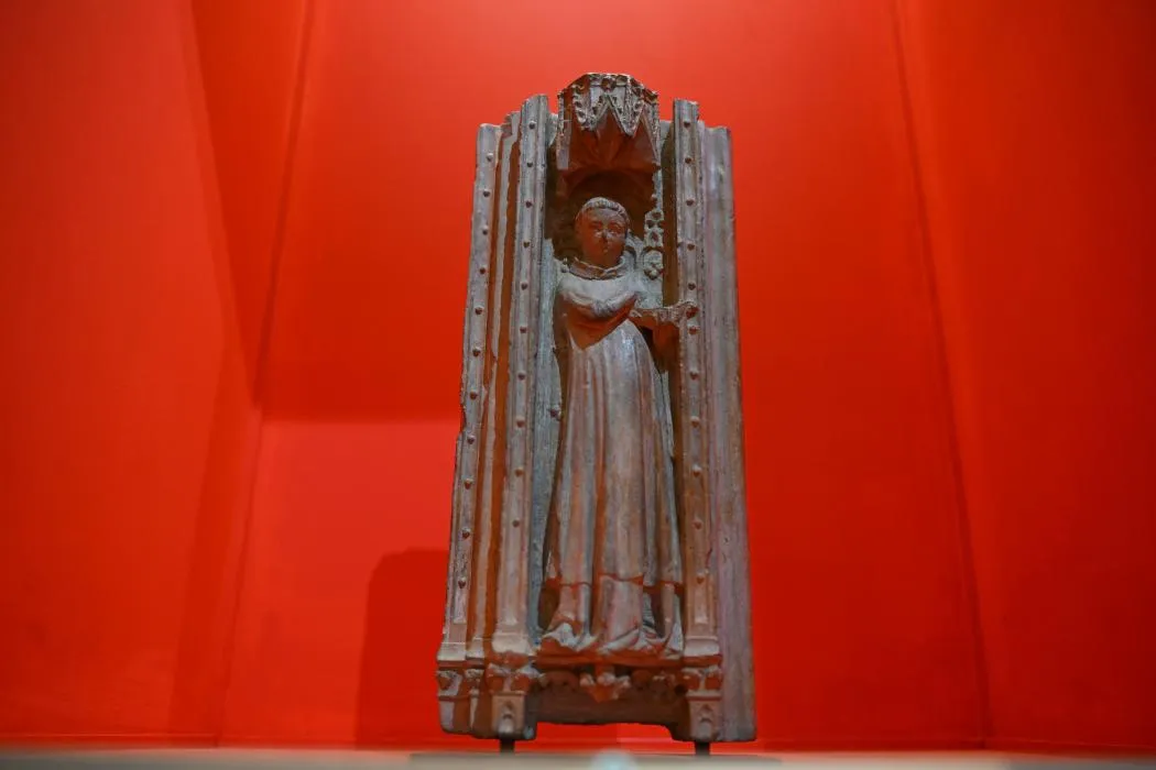 Ce relief gothique qui ornait le tombeau de Jean de Rochefort de retour ...