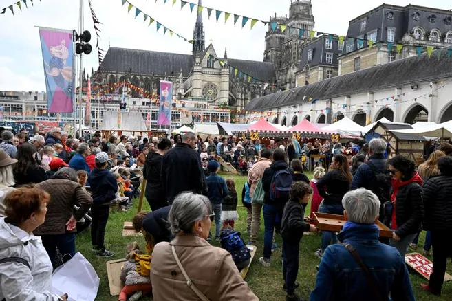 Au cœur d'Orléans, le marché médiéval propose un retour au Moyen Âge ...