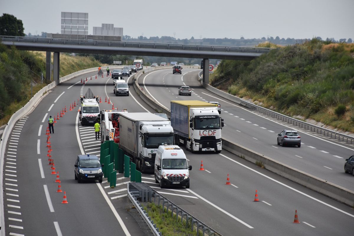 Un poids lourd en panne sur l'A71, quatre kilomètres de bouchon en ...