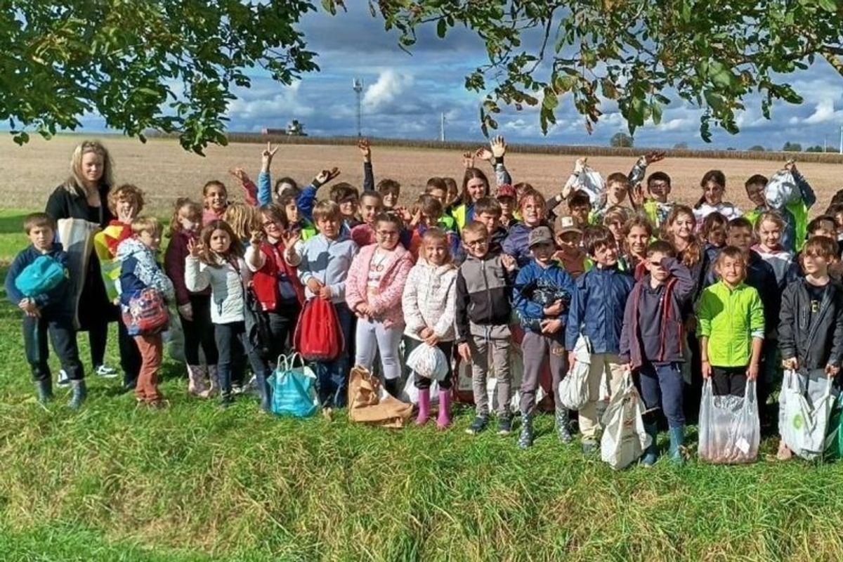 BIOZAT. Les écoliers du village aux champs de noix - La Montagne