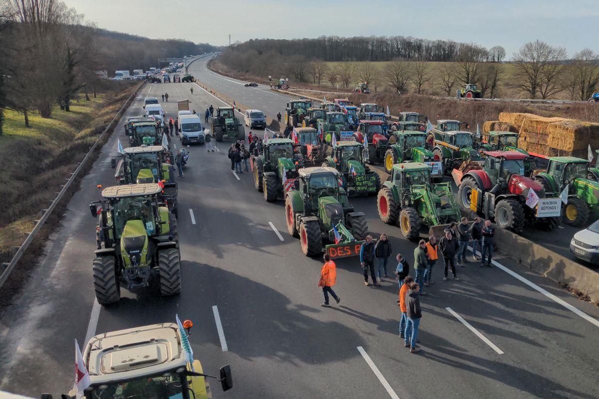 Des agriculteurs du Loiret ont passé le péage de Saint-Arnoult et ...