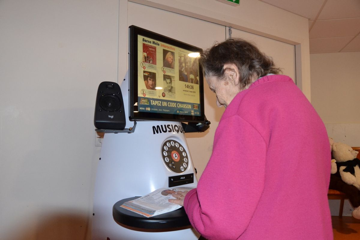 Une nouvelle borne numérique musicale inaugurée à l’Ehpad de la ...