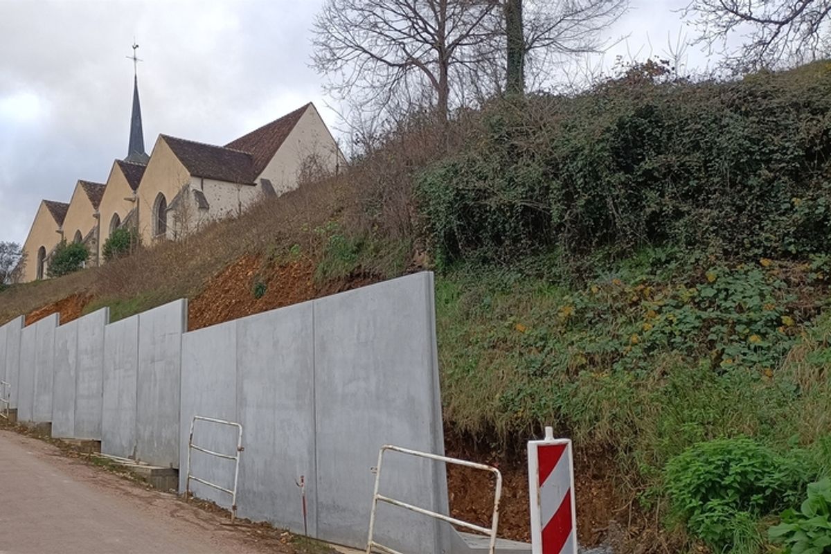 Un mur pour consolider le talus de l’église - La République du Centre