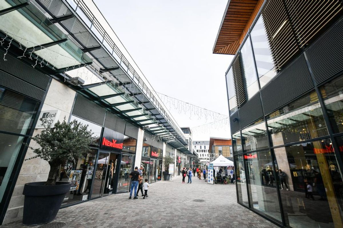 Une rixe éclate entre deux livreurs au centre commercial Avaricum, à ...