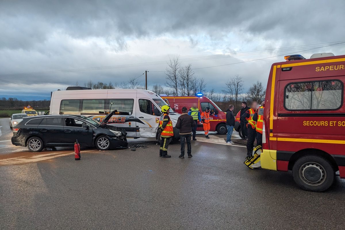 Cinq blessés dans un choc entre un minibus et une voiture au carrefour Lareure à Vougy - Le Pays ...