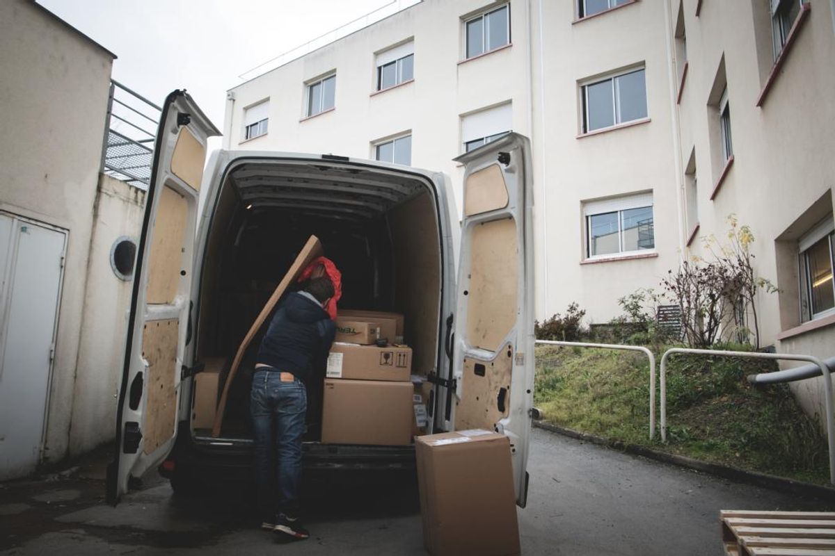 Il prévient qu’il démissionne, pose le camion de livraison plein de ...