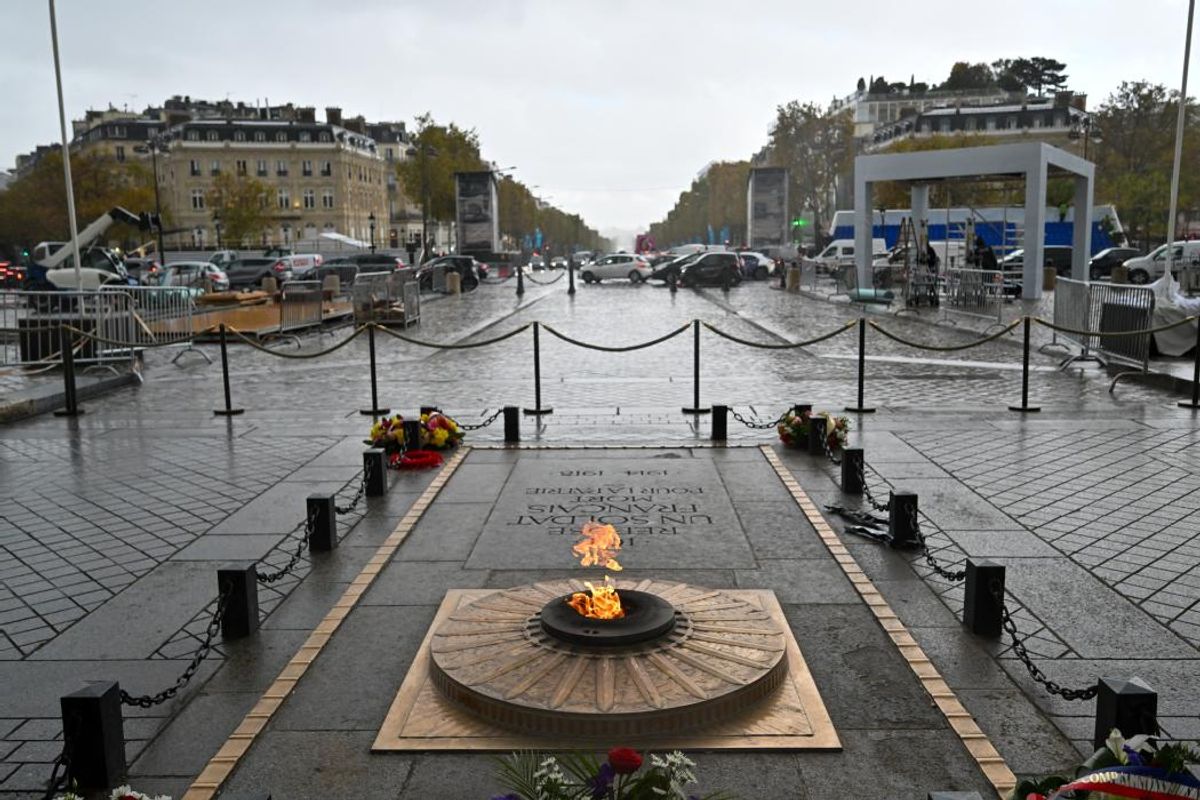 Une avocate profane la tombe du soldat inconnu à Paris et mord un policer - La Montagne