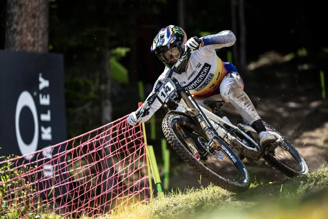 Une chute, un podium... revivez en vidéo l'incroyable descente d'Amaury ...