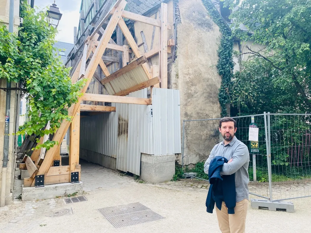 Menaçant de s'effondrer, une maison à pans de bois du centre-ville de ...