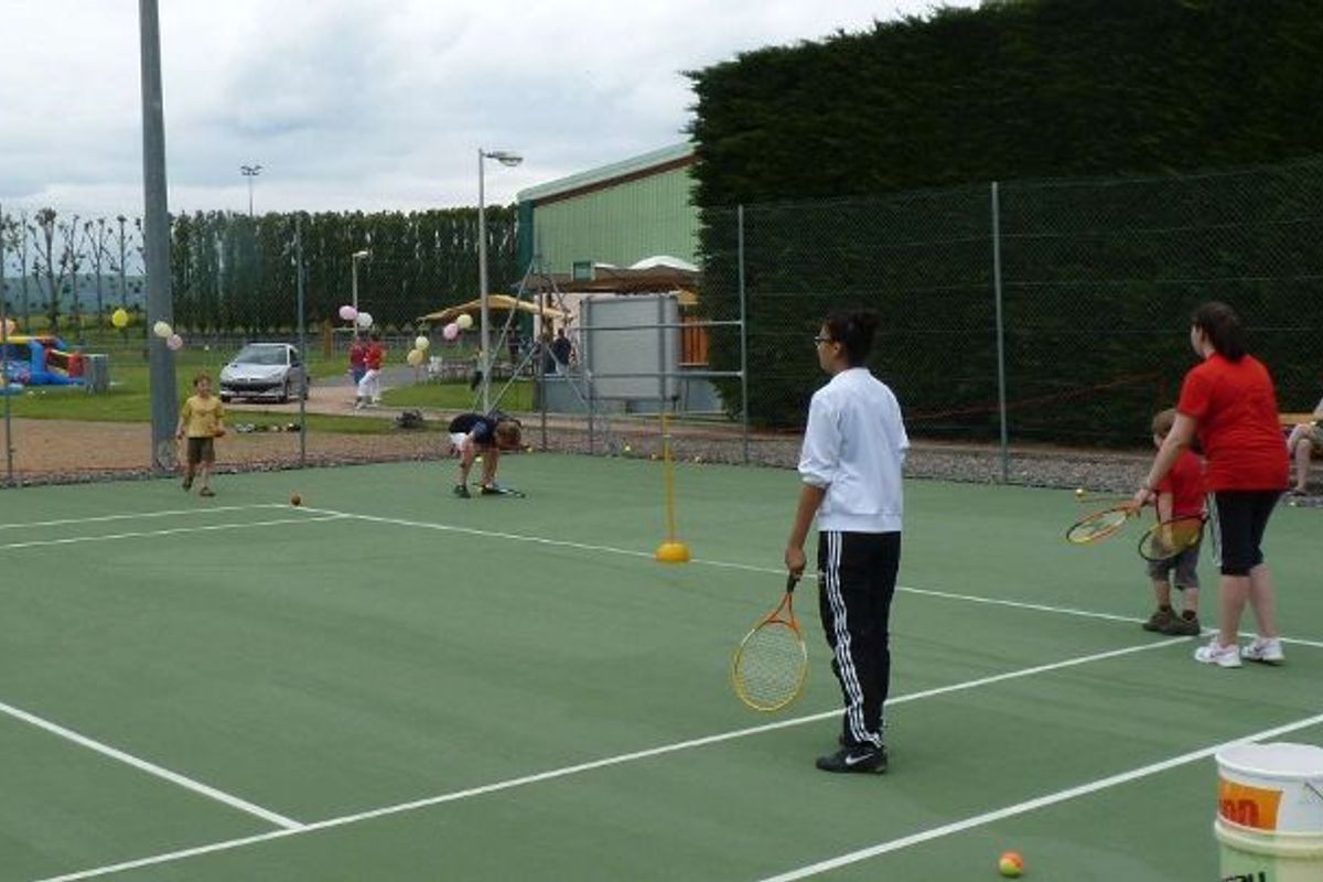L’été pour découvrir les joies du tennis - La Montagne
