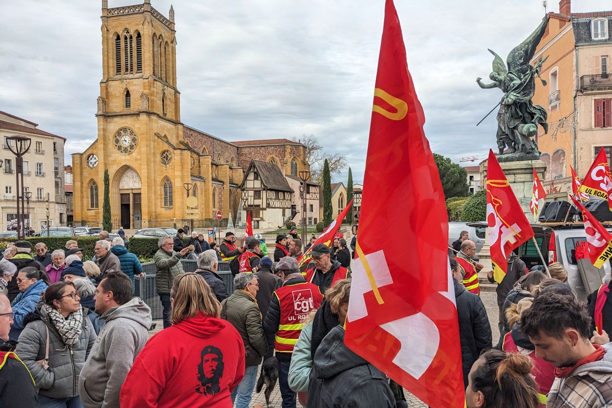Environ 200 personnes ont défilé dans les rues de Roanne à l'appel d'un mouvement national des ...