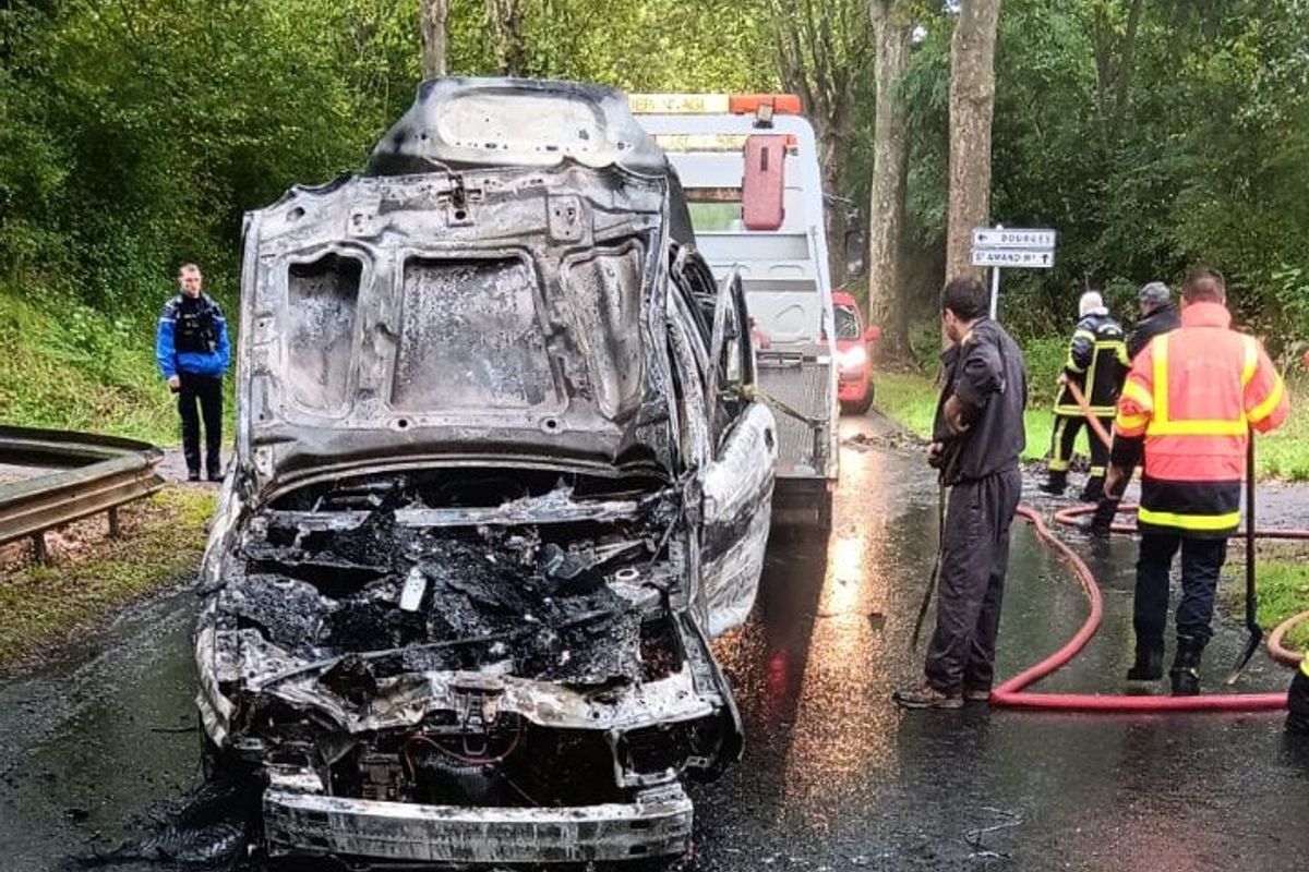 Une voiture percute un arbre et s'enflamme, au Châtelet - Le Berry Républicain