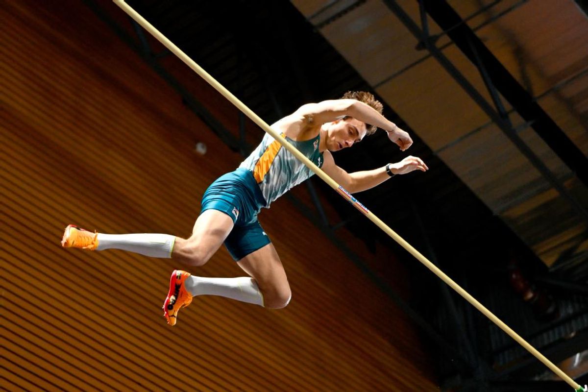Armand Duplantis décroche un nouveau titre de champion du monde de saut ...