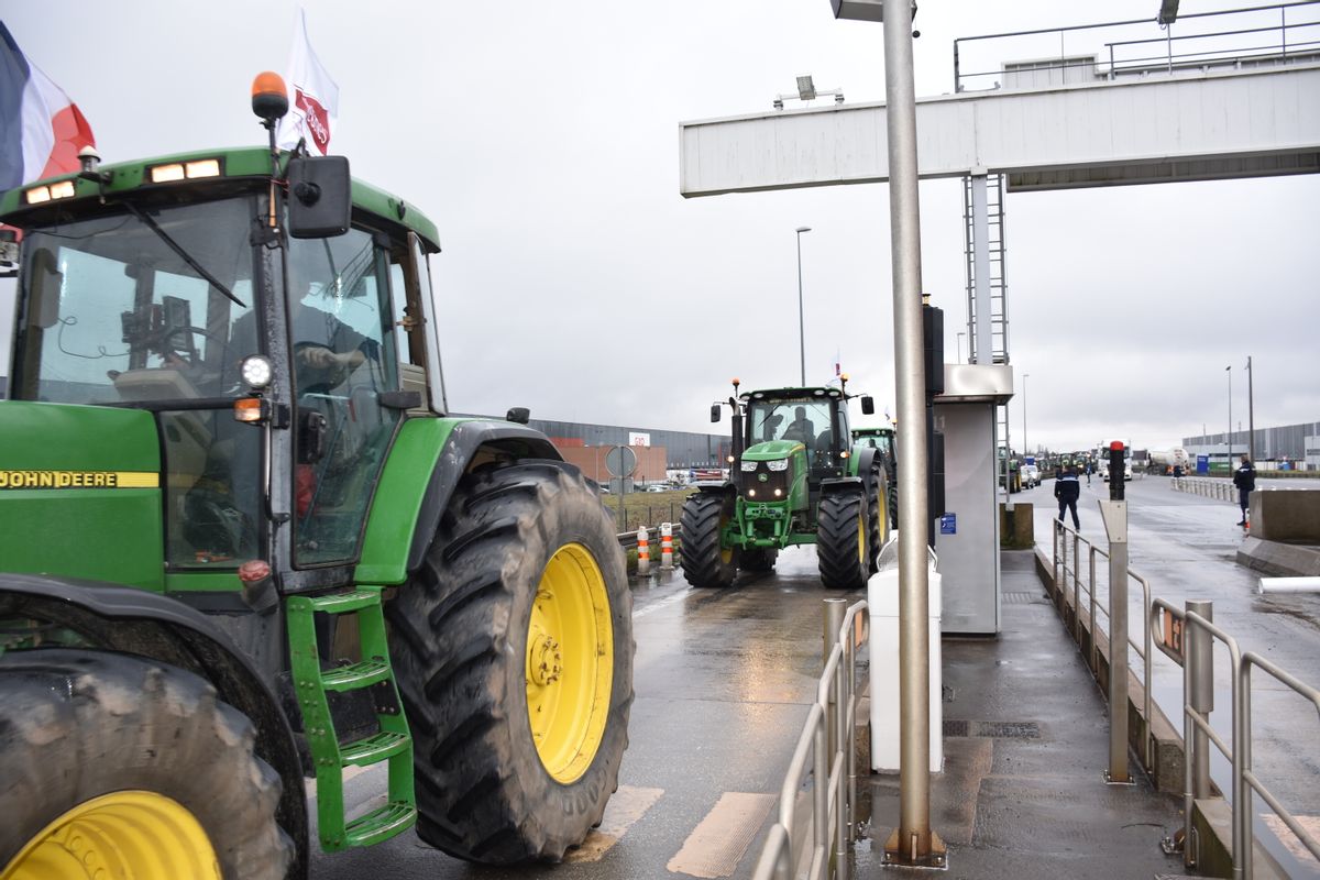 Les agriculteurs du Loiret sur l'A10 en route vers le péage de Saint ...