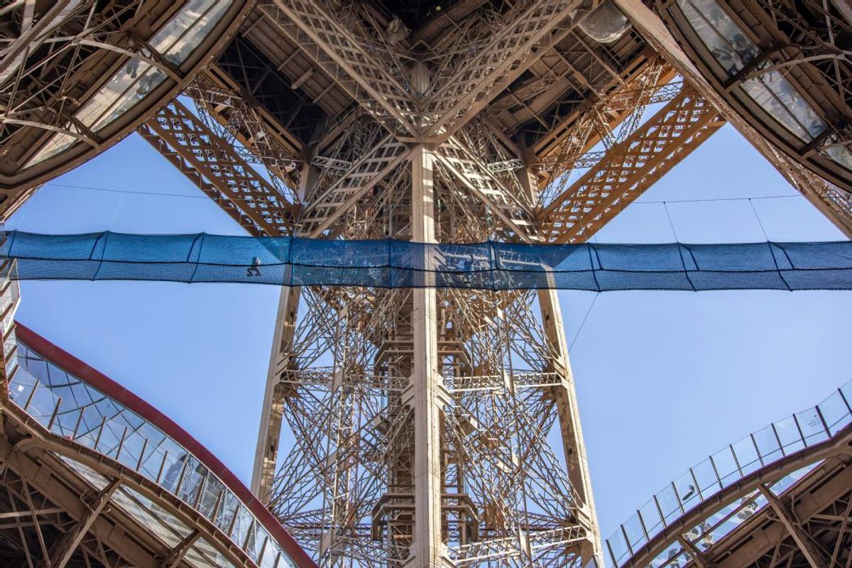 Il passe treize heures sur la tour Eiffel, de nuit, sans autorisation ...
