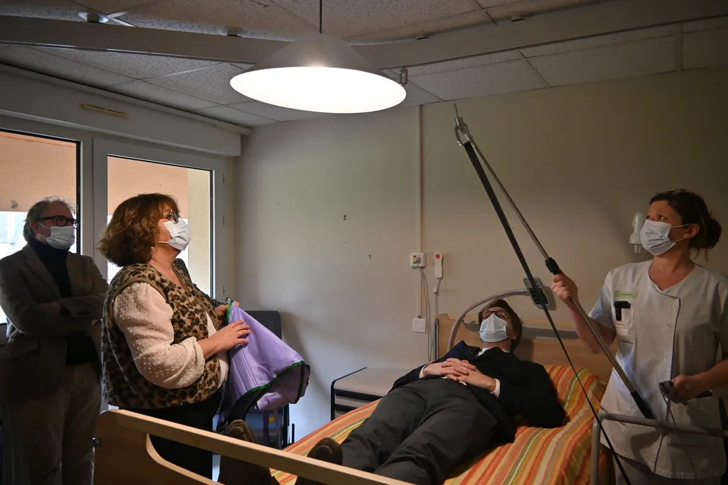 Un système de rails de levage pour préserver la santé des soignants ...